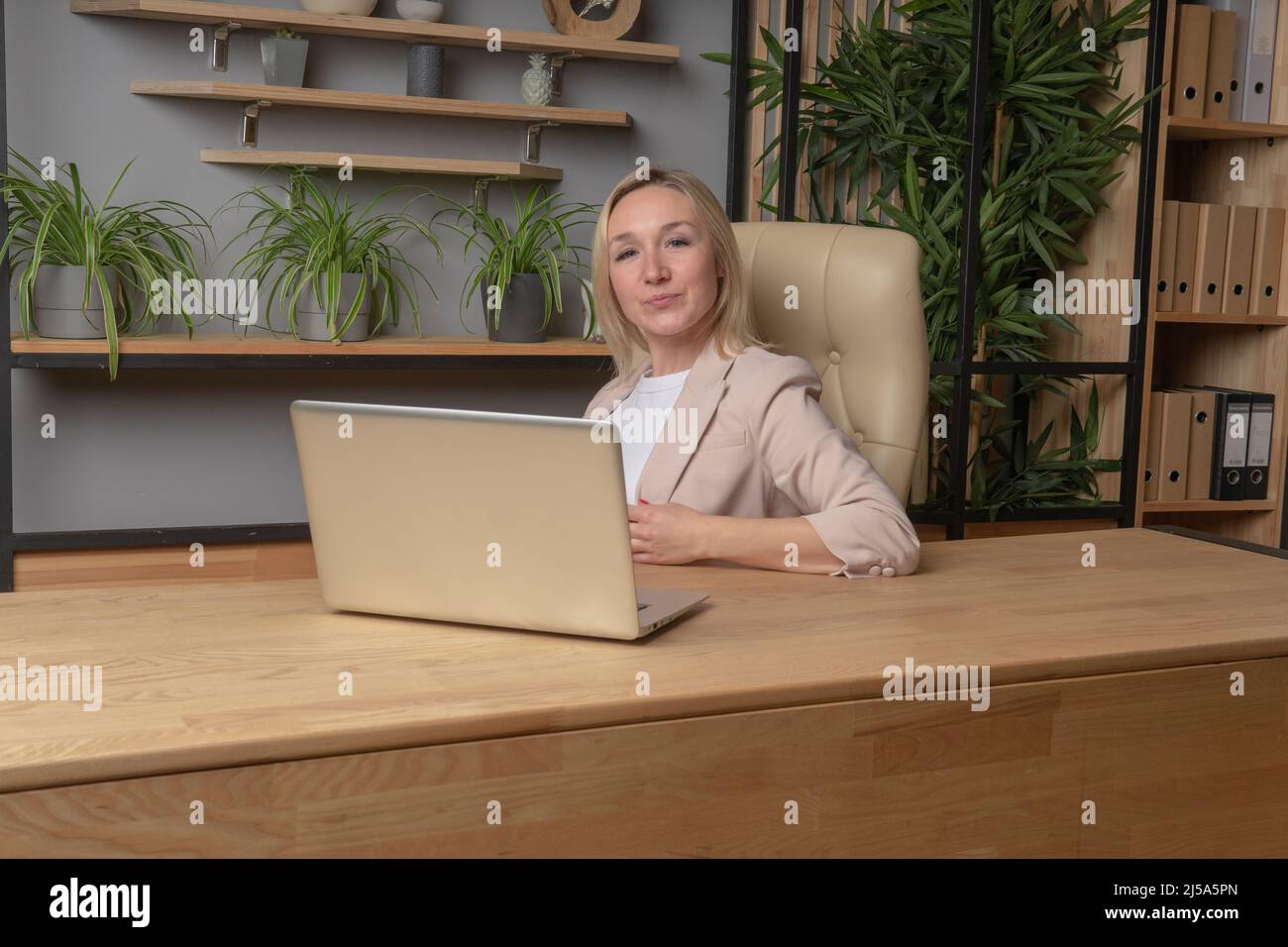 Freelancer lady hi-res stock photography and images - Alamy