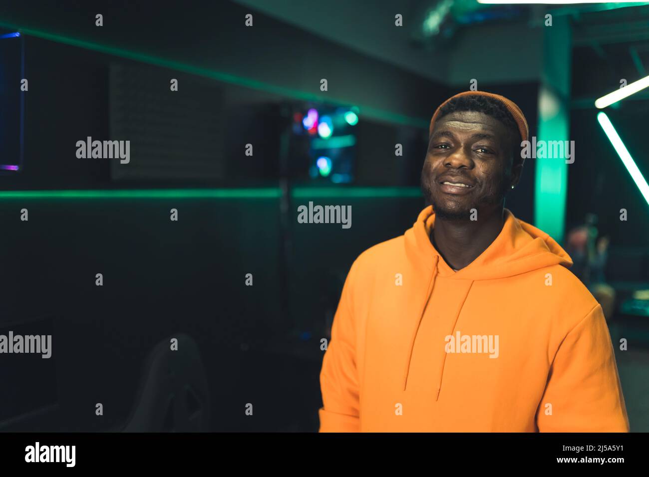 Gamer african american hi-res stock photography and images - Alamy