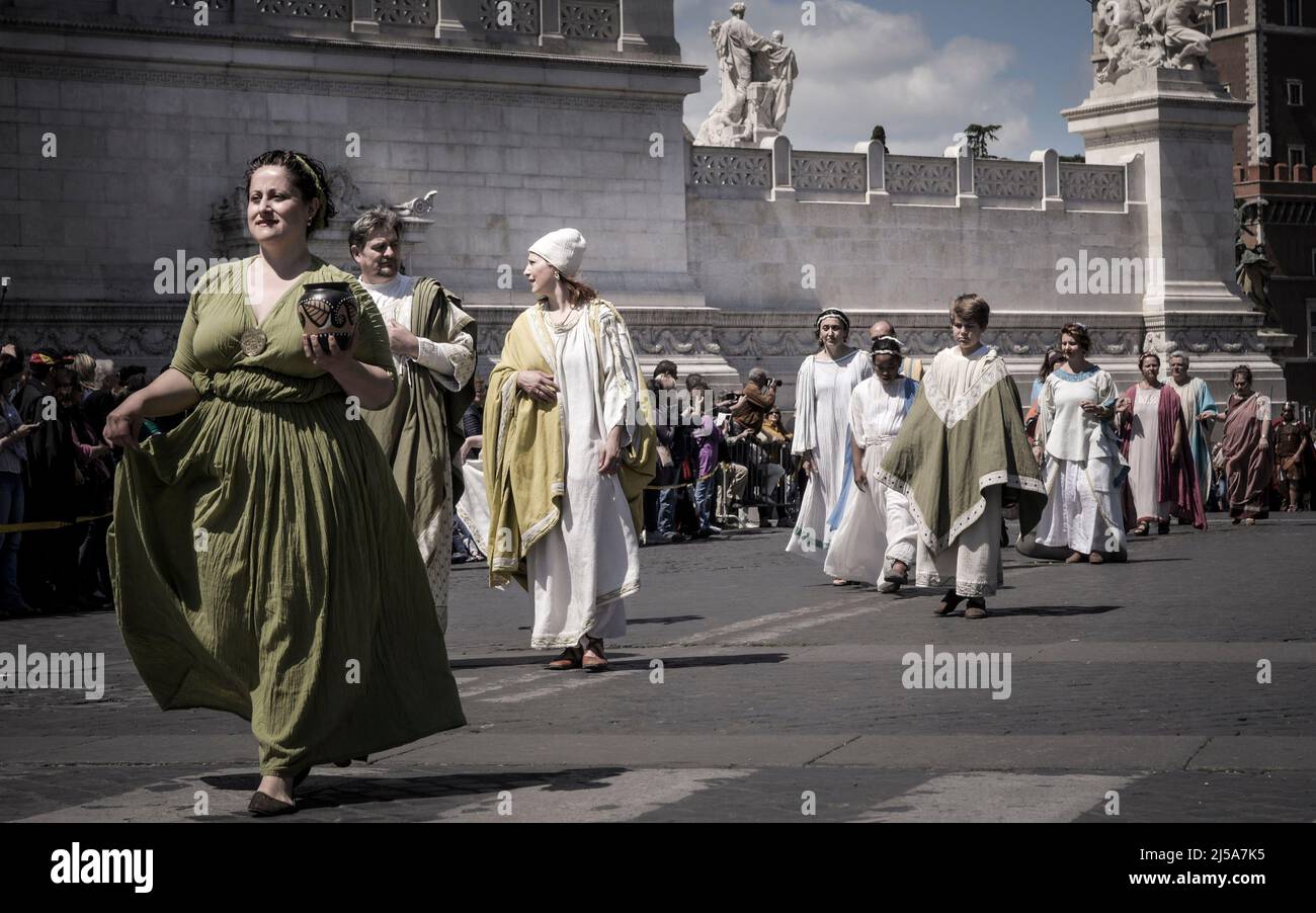 Roman reenactment family hi-res stock photography and images - Alamy