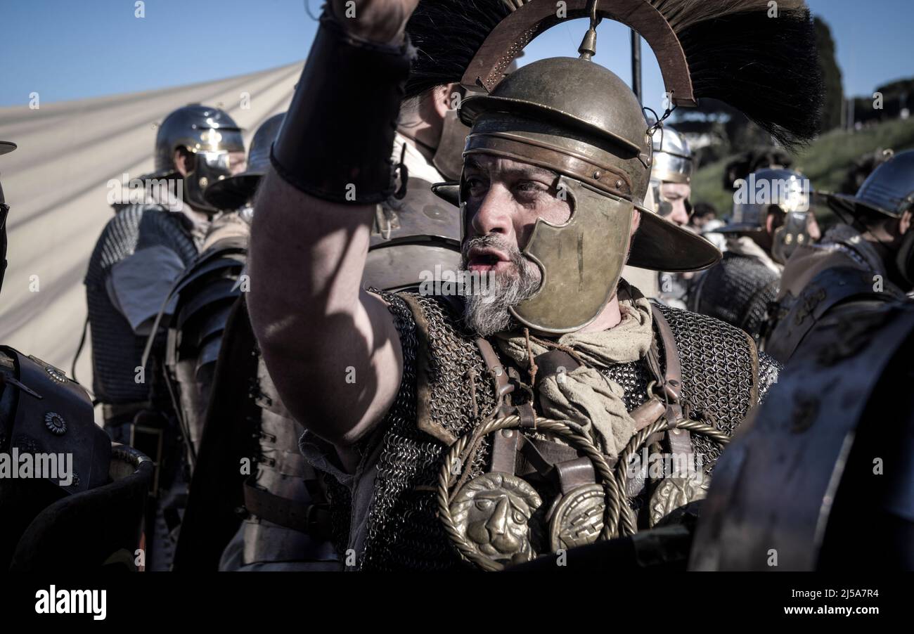 Roman soldier outside colosseum hi-res stock photography and images - Alamy