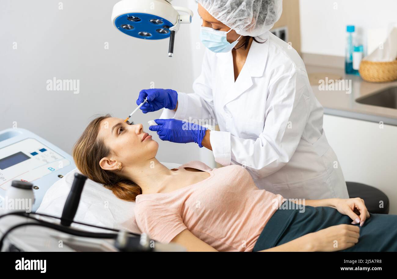 Face contouring hi-res stock photography and images - Alamy