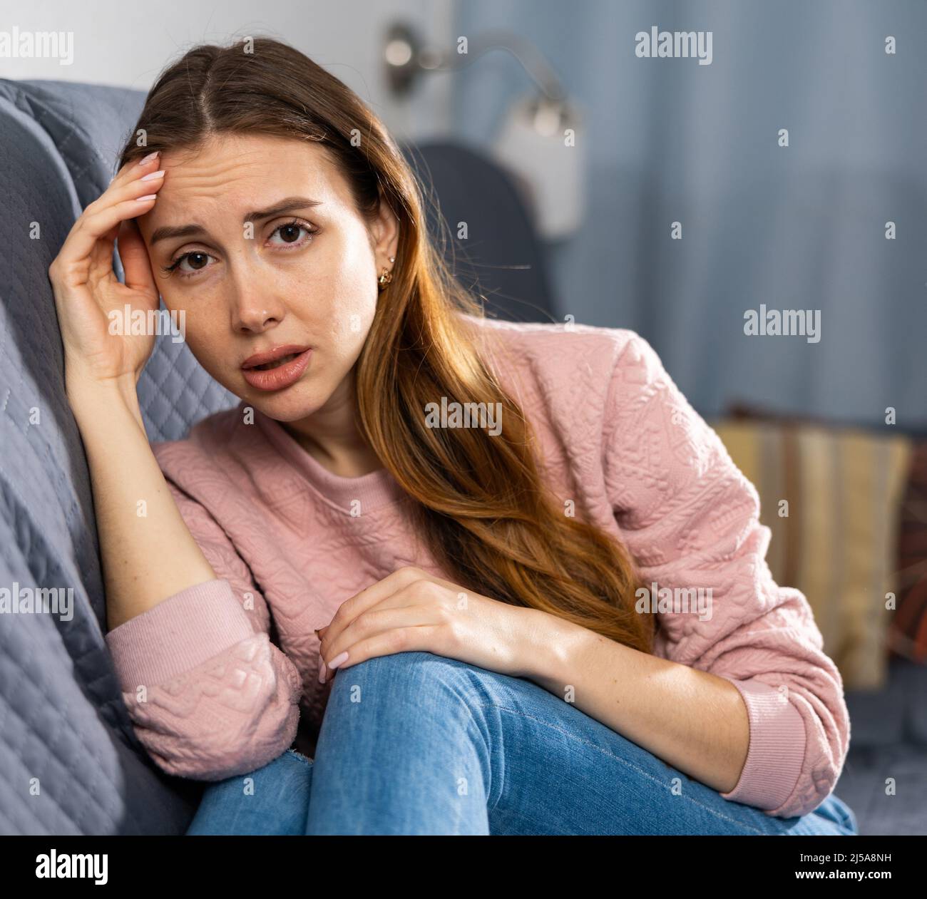 Portrait of a frustrated young woman Stock Photo - Alamy