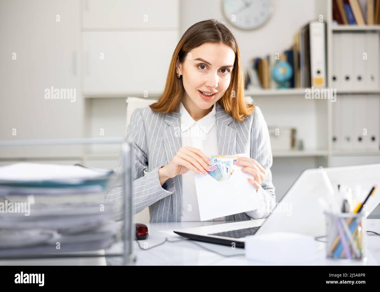 Employee receiving envelope salary hi-res stock photography and images ...