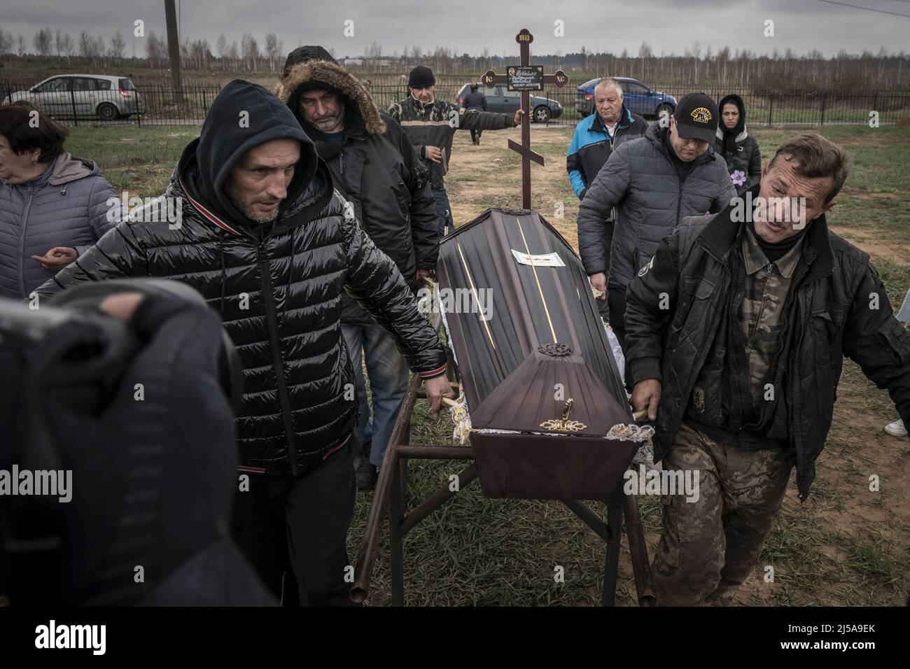 Soldiers carry casket hi-res stock photography and images - Alamy Soldiers carry casket hi-res stock photography and images - Alamy