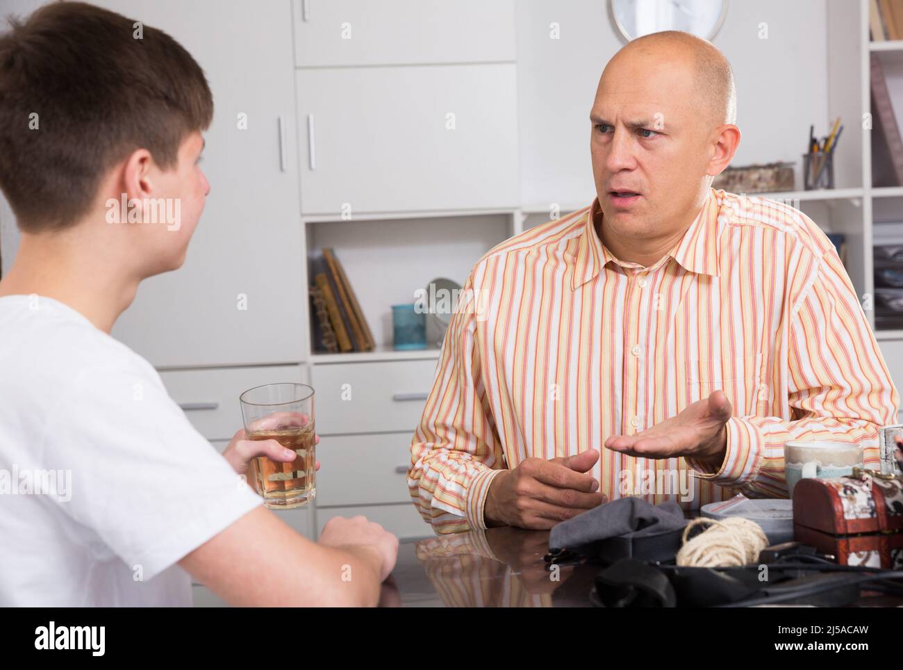 Father son talking serious hi-res stock photography and images - Alamy