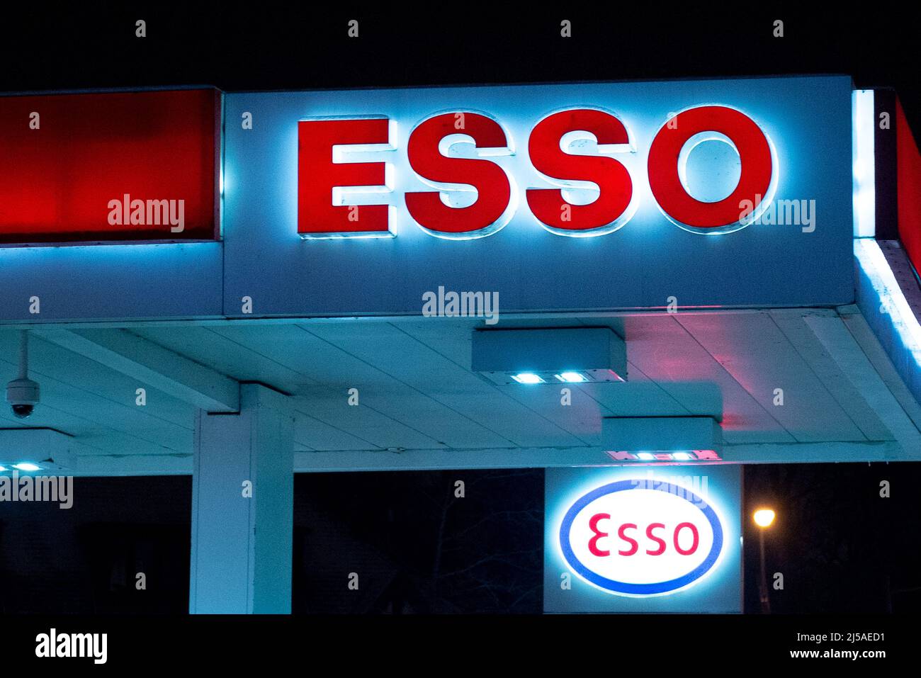 Esso petroleum sign logo hi-res stock photography and images - Alamy
