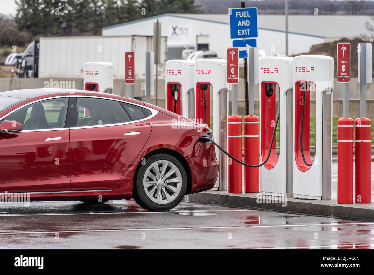Tesla charging station usa truck hi-res stock photography and images ...