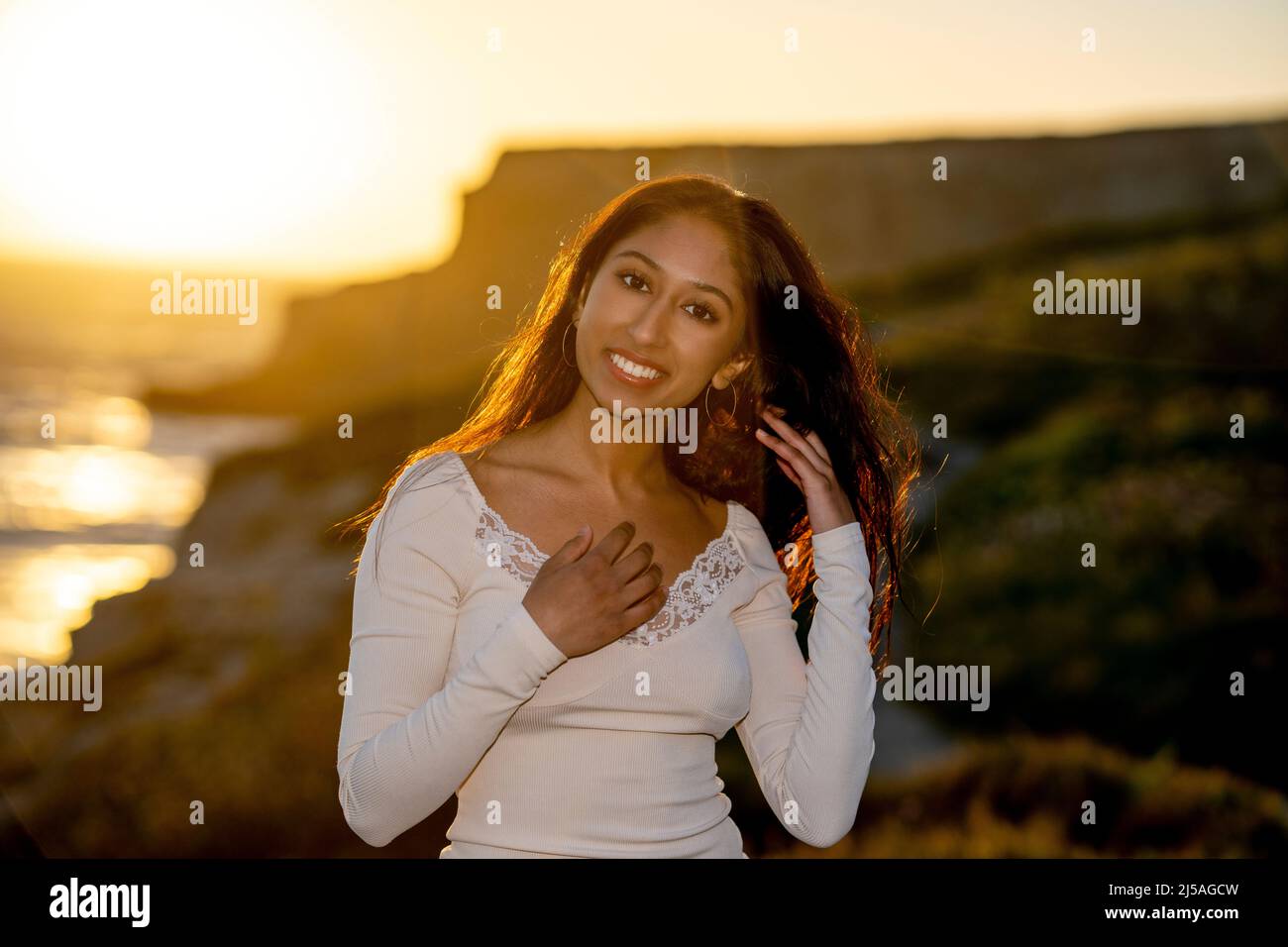 Standing on cliff edge hi-res stock photography and images - Alamy