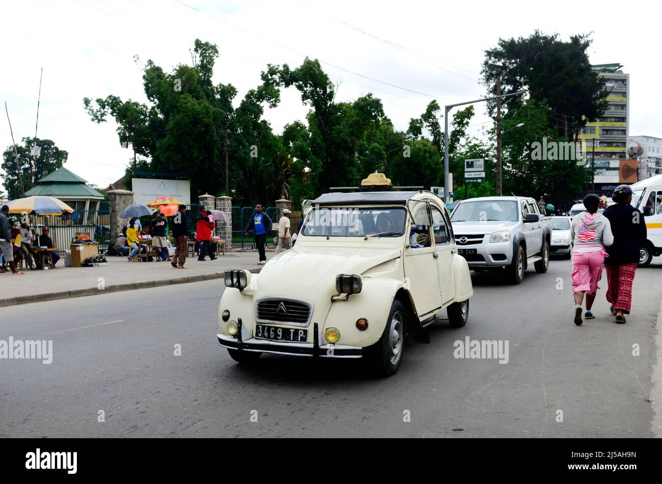 Citroen deux chevaux taxis are still used in Antananarivo, Madagascar Stock Photo - Alamy