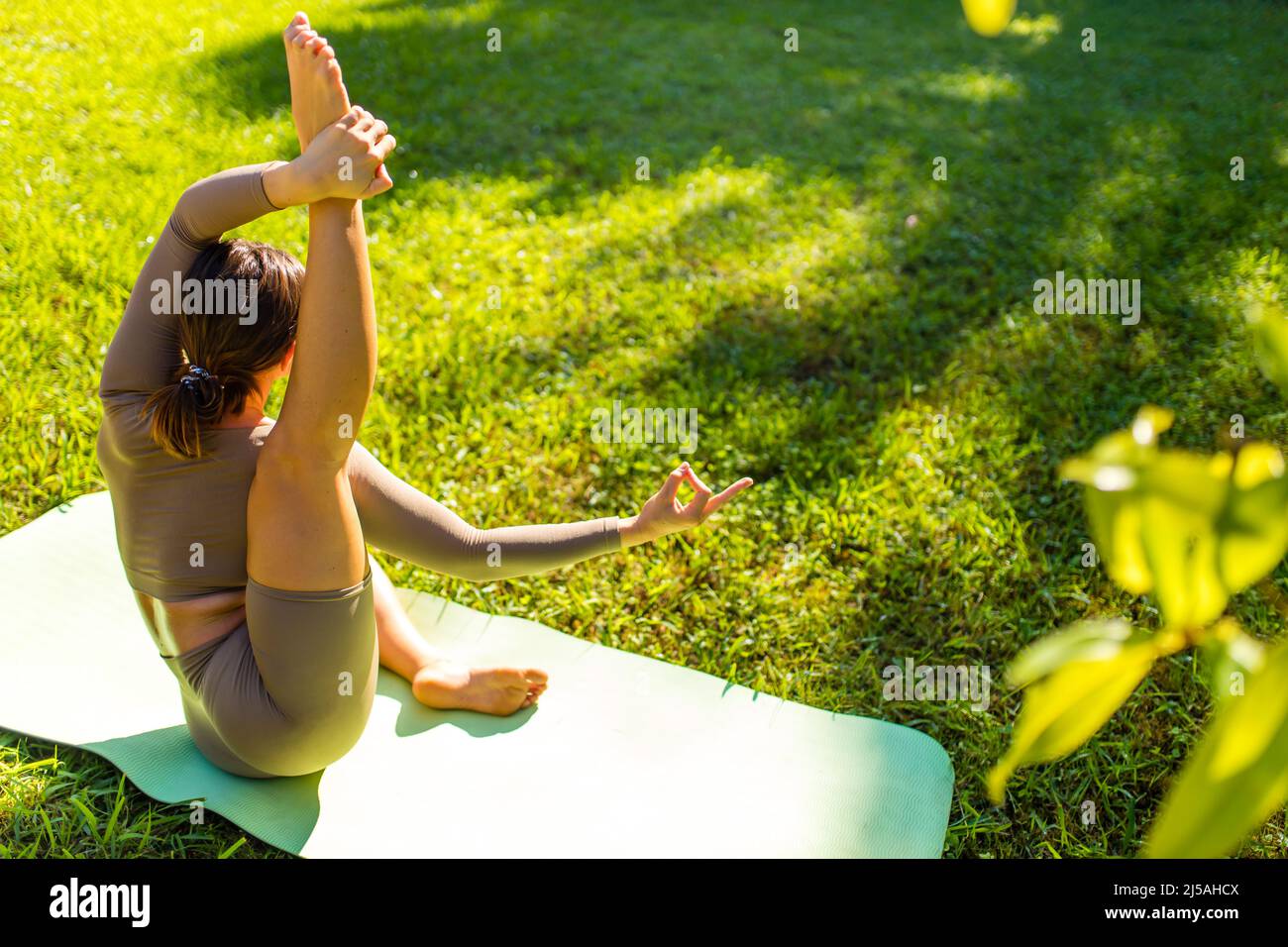 Acro balance hi-res stock photography and images - Alamy