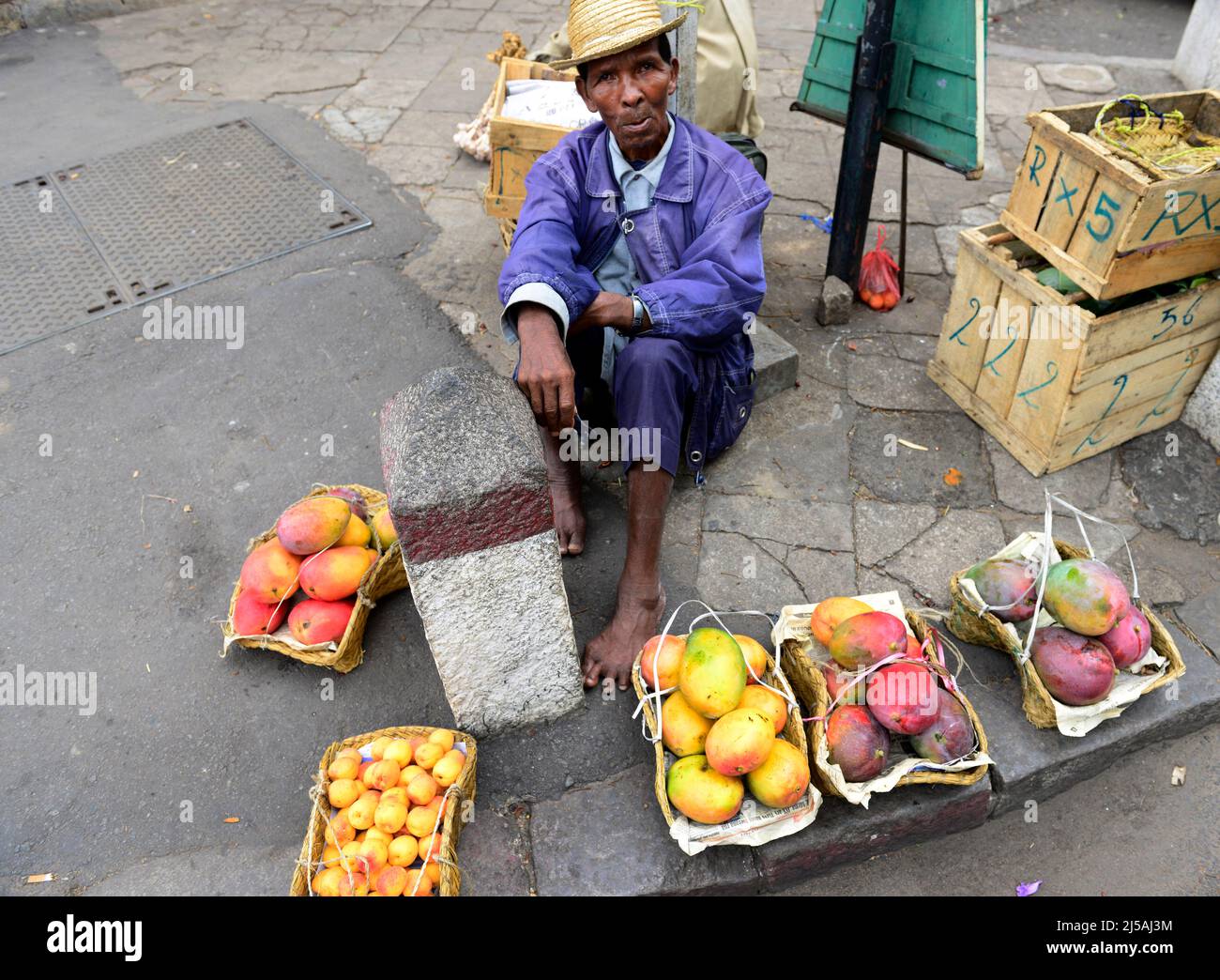 Vendor selling fruit africa hi-res stock photography and images - Alamy