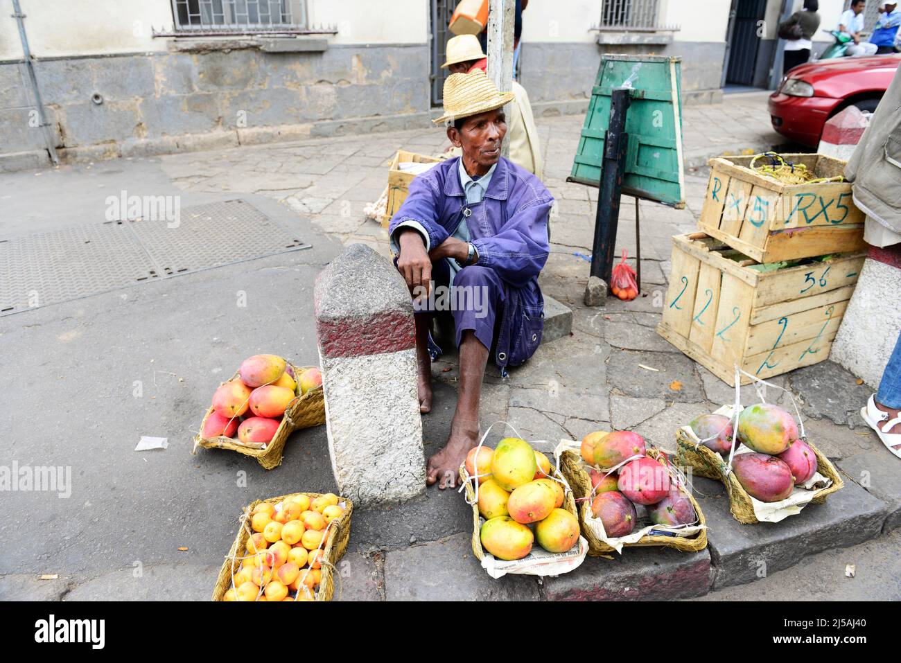 Vendor selling fruit africa hi-res stock photography and images - Alamy
