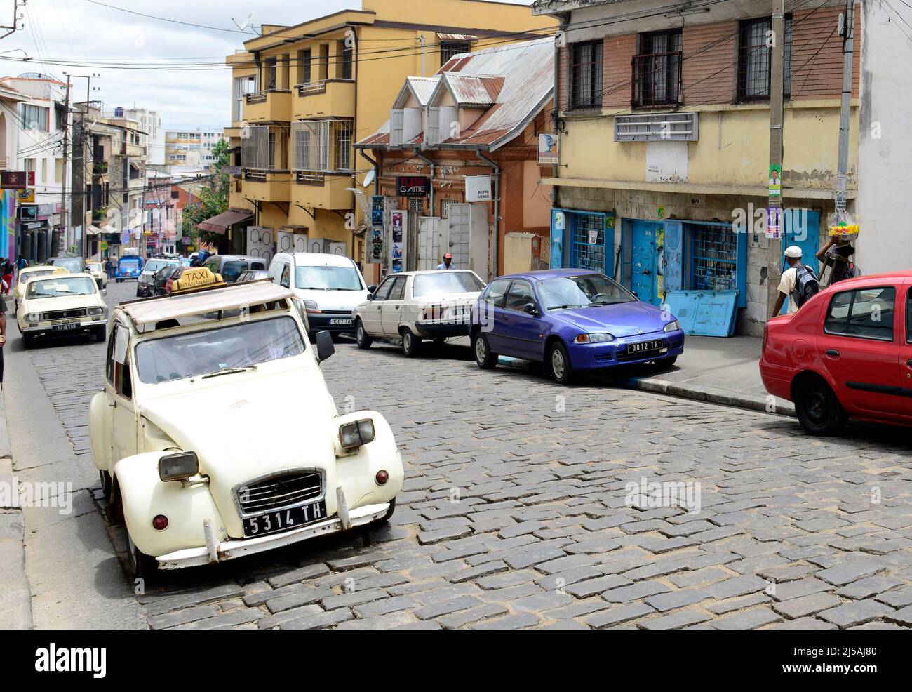 Citroen deux chevaux taxis are still used in Antananarivo, Madagascar Stock Photo - Alamy