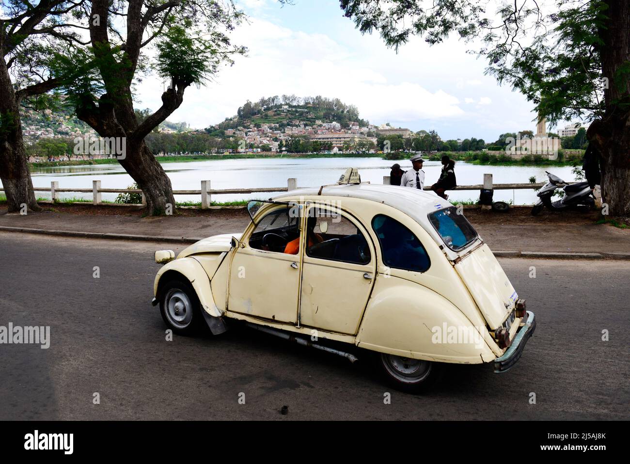 Citroen deux chevaux taxis are still used in Antananarivo, Madagascar Stock Photo - Alamy