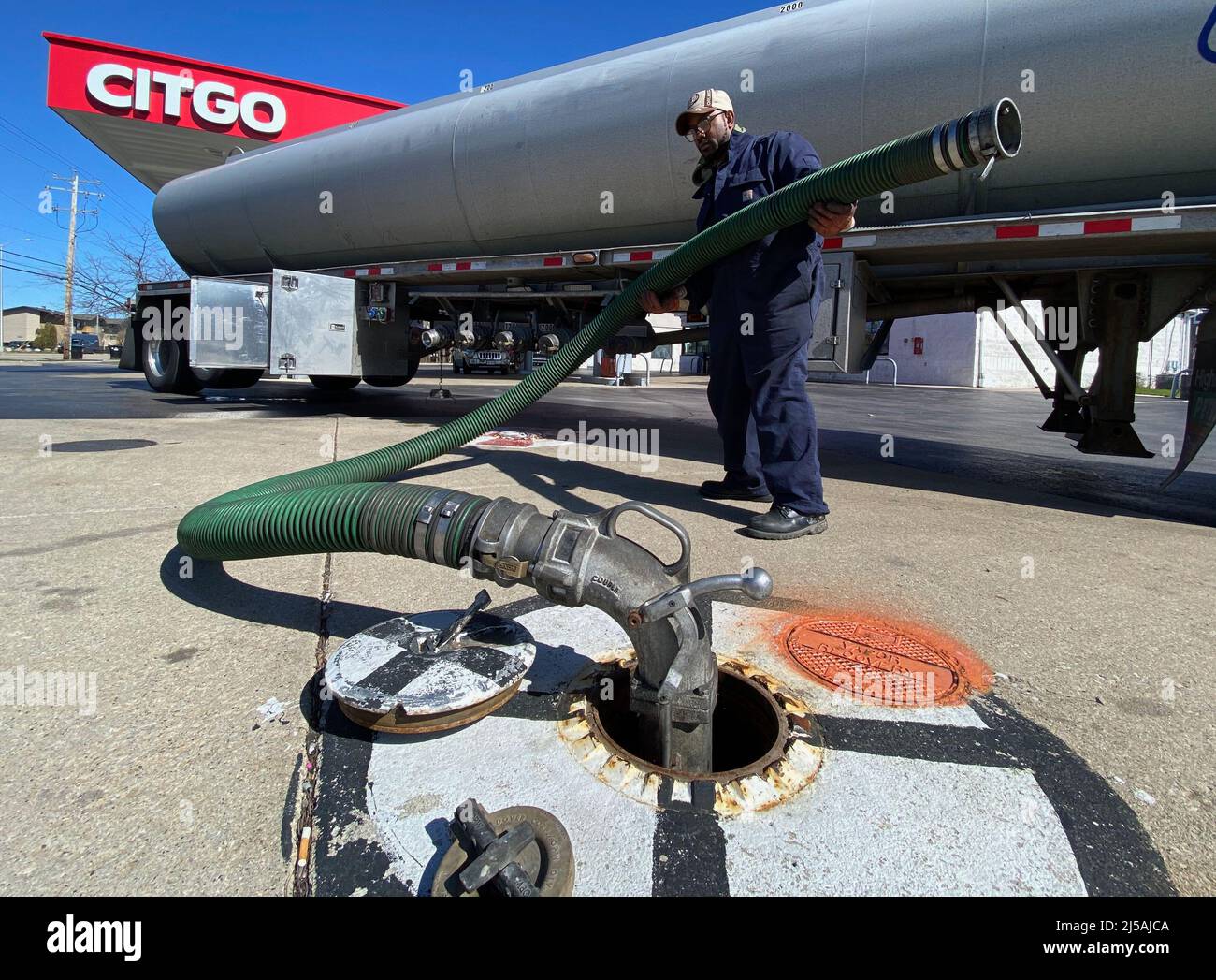 Racine, Wisconsin, USA. 21st Apr, 2022. ANDREW COLLIER delivers gas to ...
