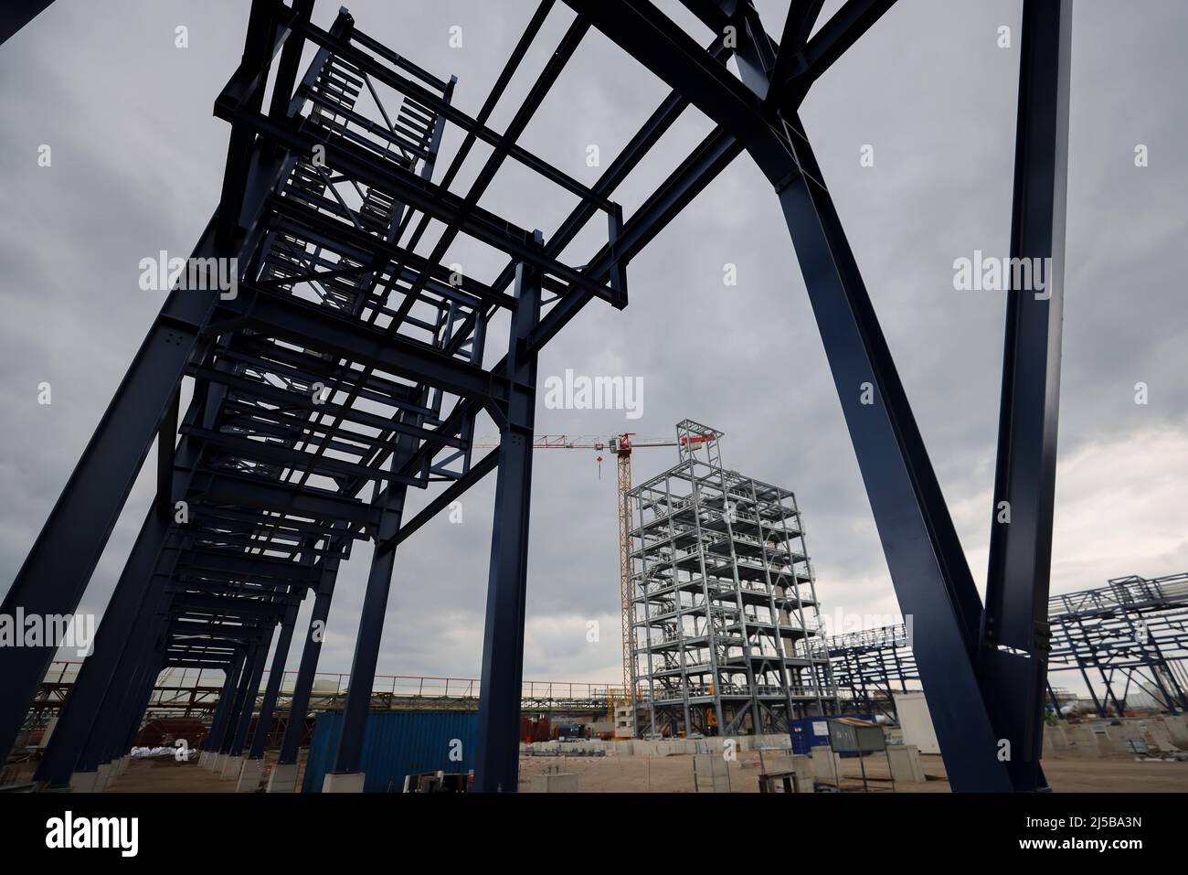 Leuna, Germany. 20th Apr, 2022. Above all, the blue pipe bridges as the ...