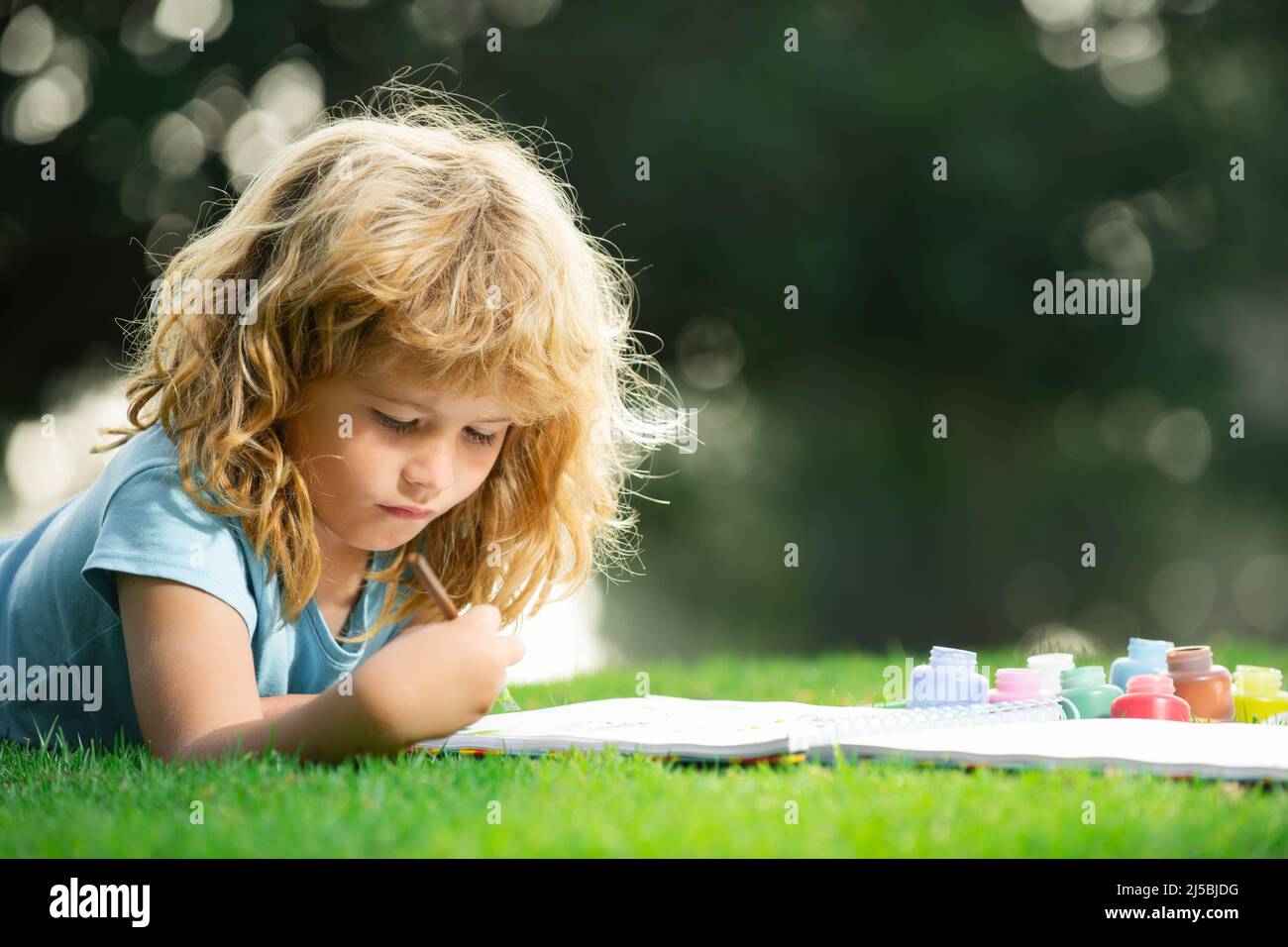 Kids painting drawing art. Child boy drawing in summer park, painting ...