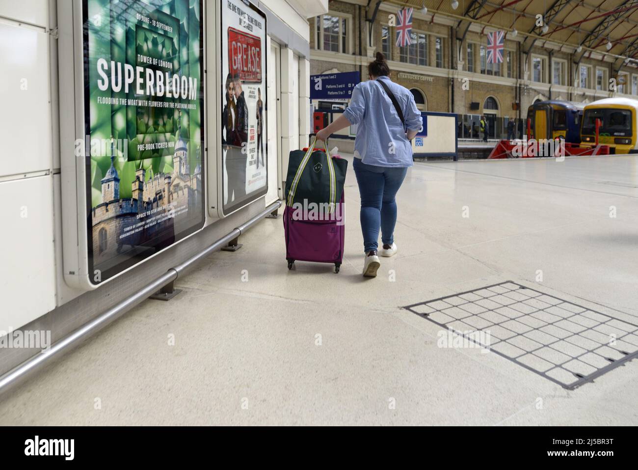 Victoria station concourse hi-res stock photography and images - Alamy