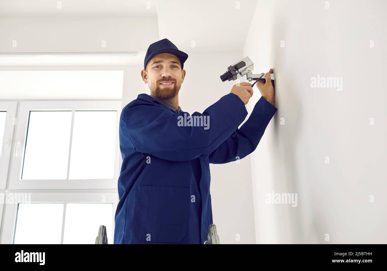 Installing cctv system hi-res stock photography and images - Alamy