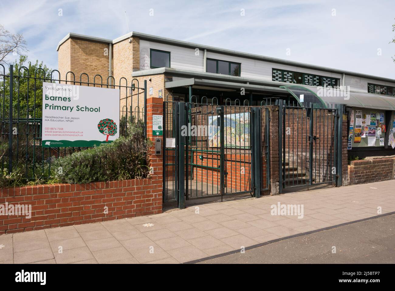 School buildings and street hi-res stock photography and images - Alamy