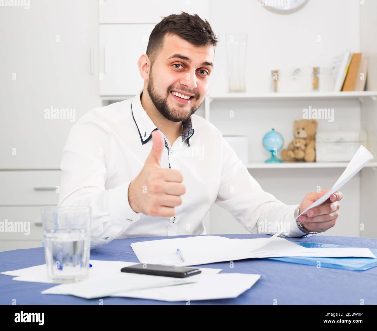 Signing of papers hi-res stock photography and images - Alamy