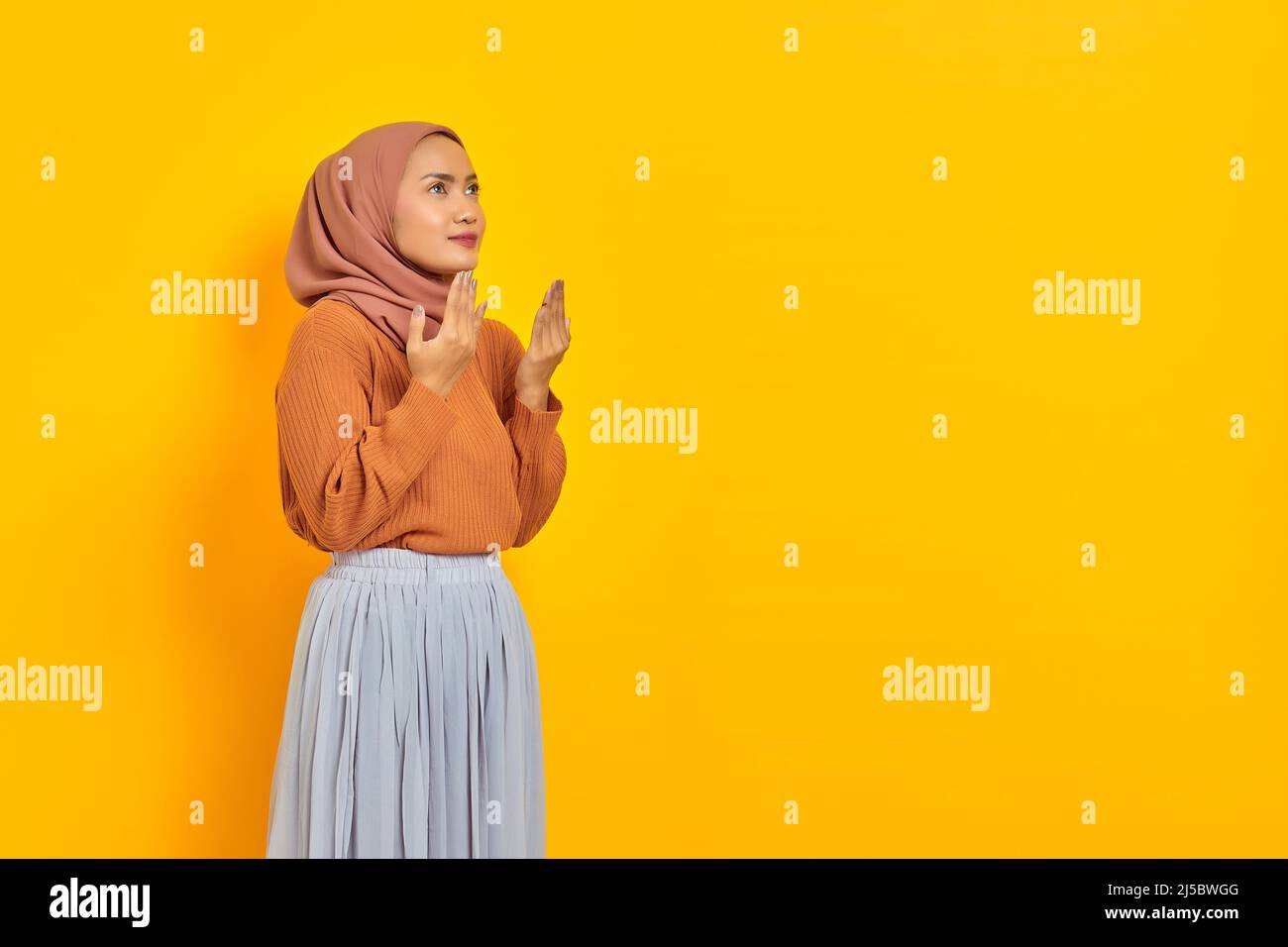 Hijab hands hi-res stock photography and images - Alamy
