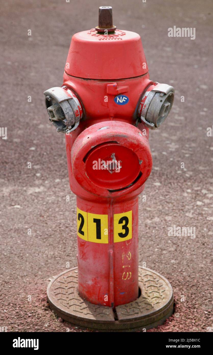 Wet barrel hydrant hi-res stock photography and images - Alamy