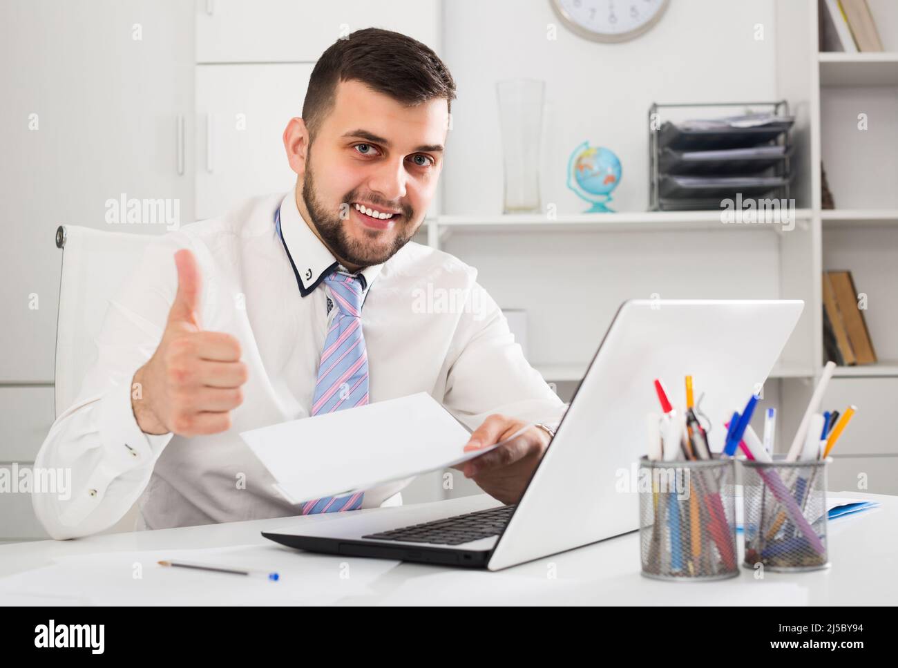 Man signing papers the signature hi-res stock photography and images ...