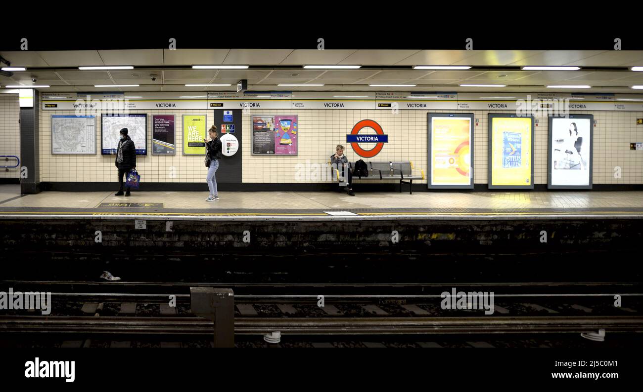London, England, UK. Victoria Underground station platform Stock Photo ...