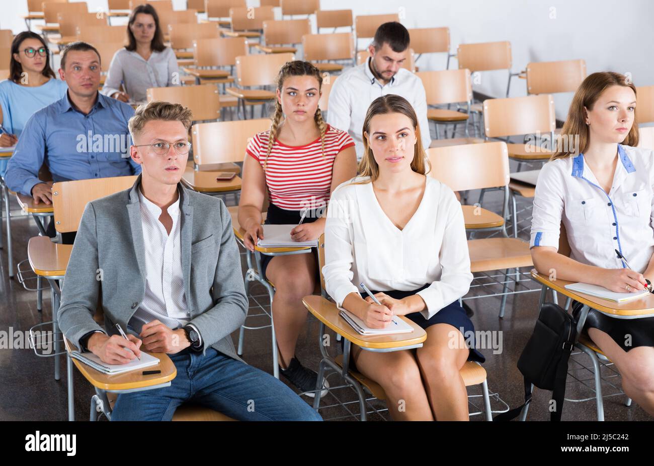 Group of people in lecture hall Stock Photo - Alamy