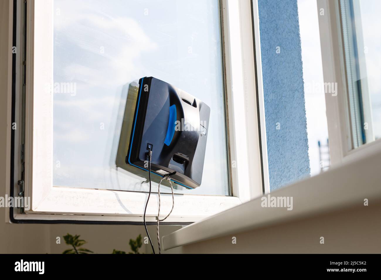 Robot cleaning skyscraper hi-res stock photography and images - Alamy