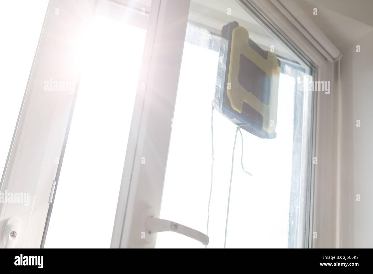 Robot cleaning skyscraper hi-res stock photography and images - Alamy