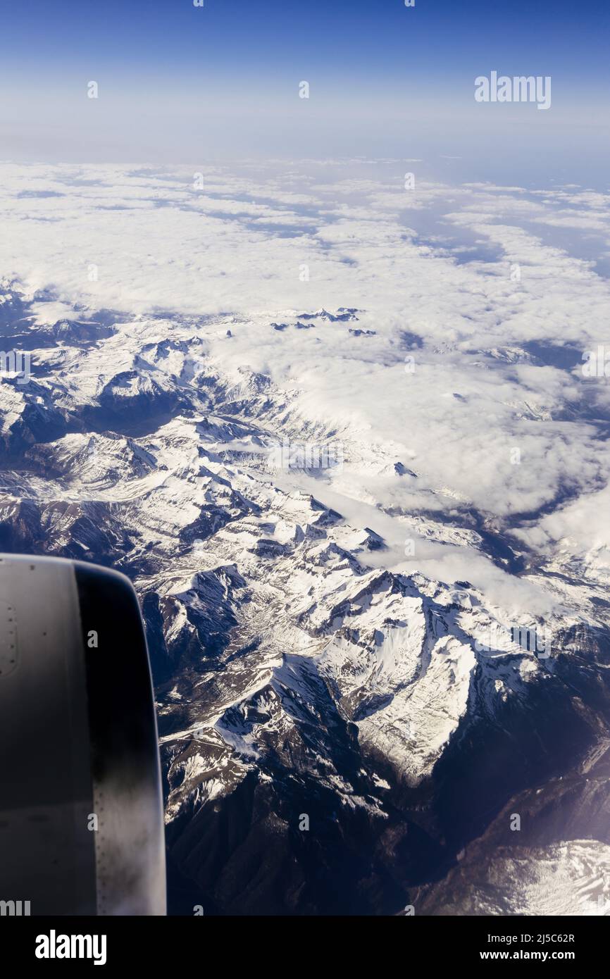 Airplanes flying over the earth hi-res stock photography and images - Alamy