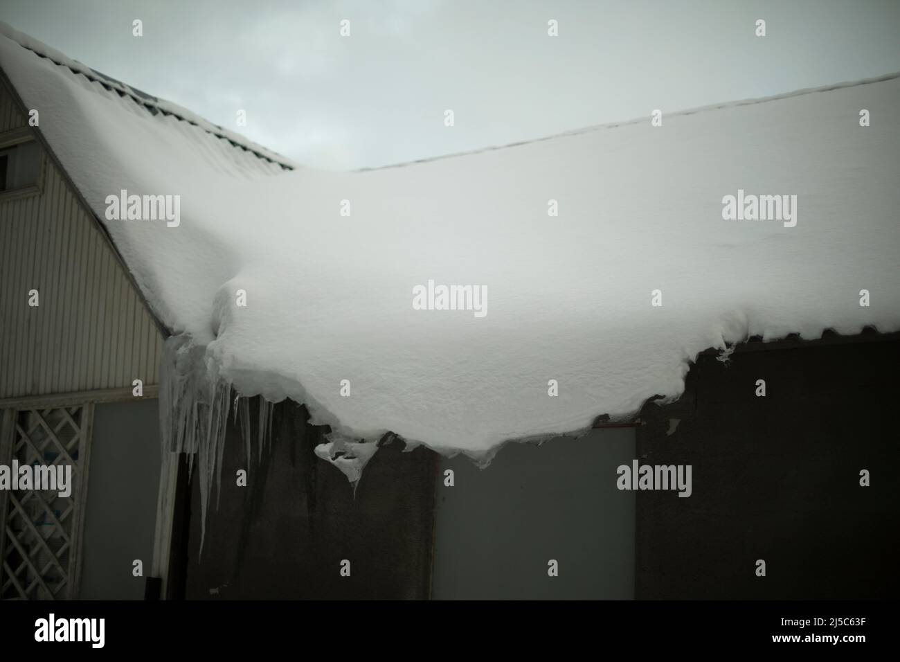 On edge of barn roof hi-res stock photography and images - Alamy
