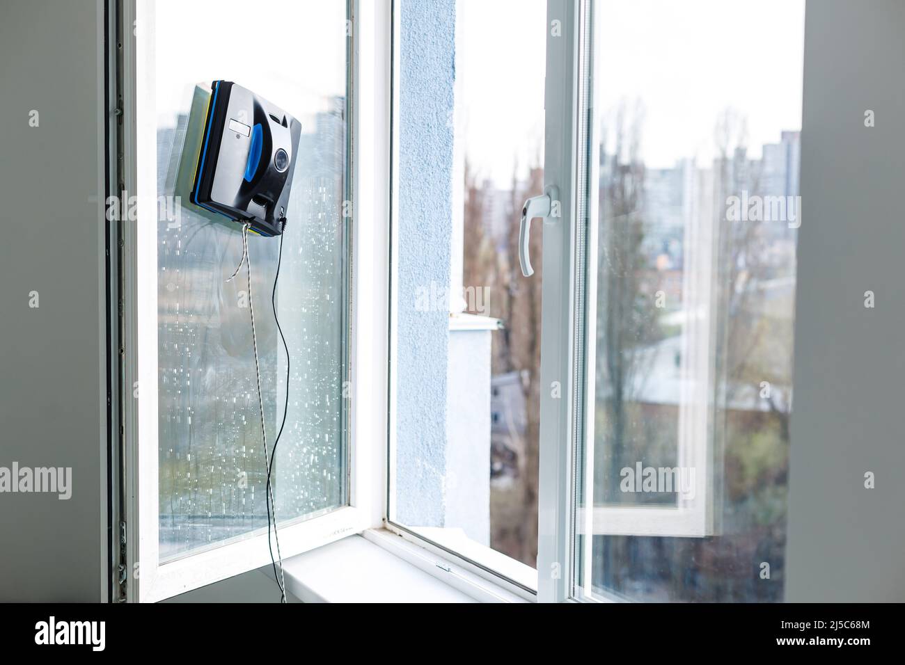 Vacuum cleaner robot cleaning window in high building outdoor Stock ...