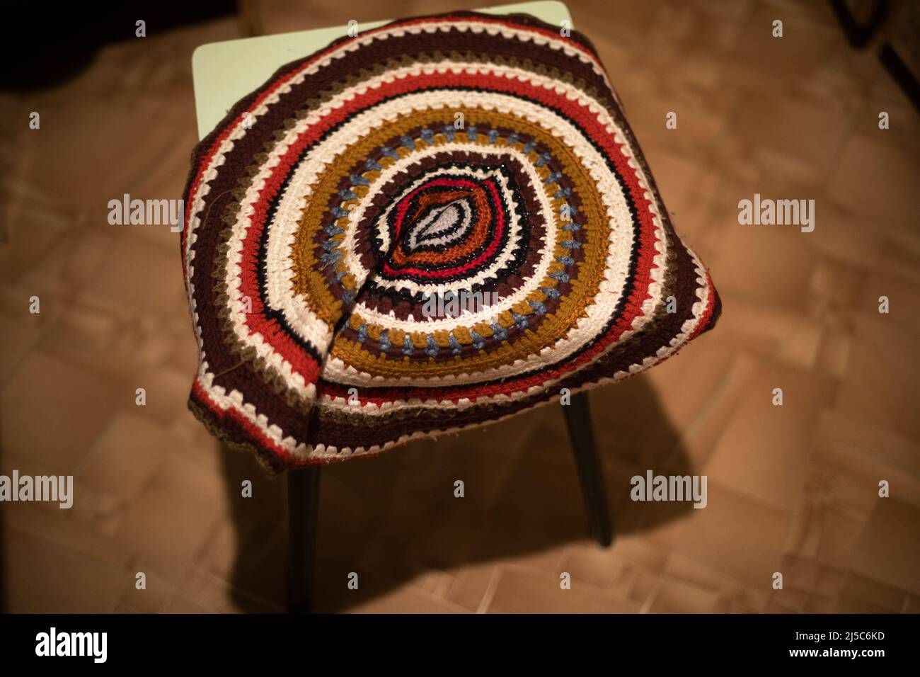 Family sitting round table hi-res stock photography and images - Alamy