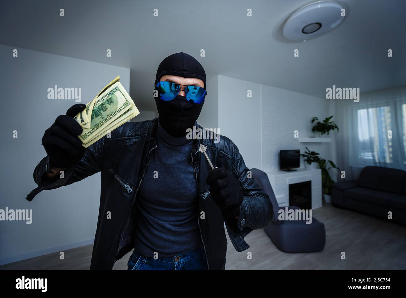 Man burglar stealing tv set from house Stock Photo - Alamy