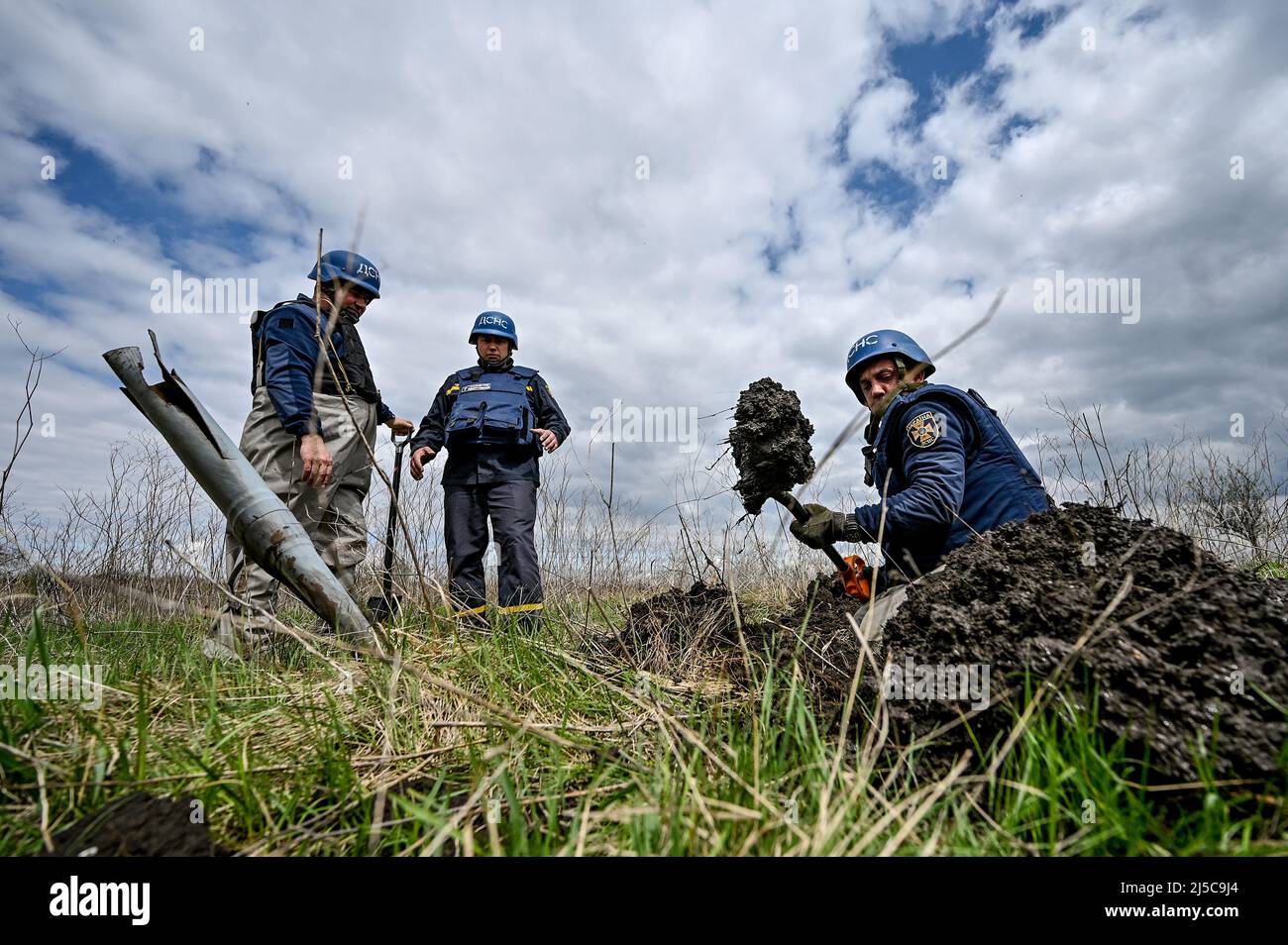 Non Exclusive: HRYHORIVKA, UKRAINE - APRIL 20, 2022 - An expert of a ...