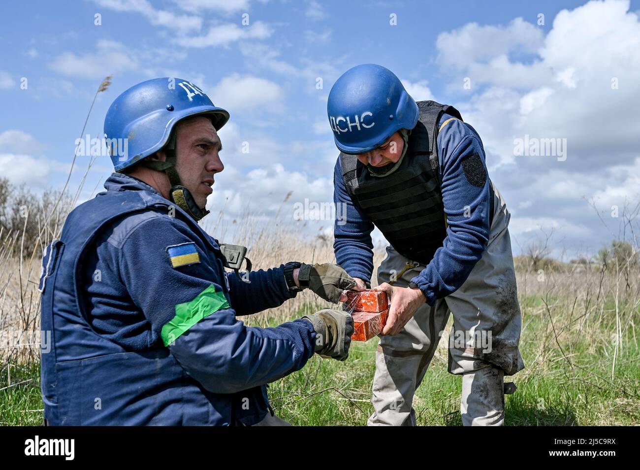 Non Exclusive: HRYHORIVKA, UKRAINE - APRIL 20, 2022 - Experts of a ...