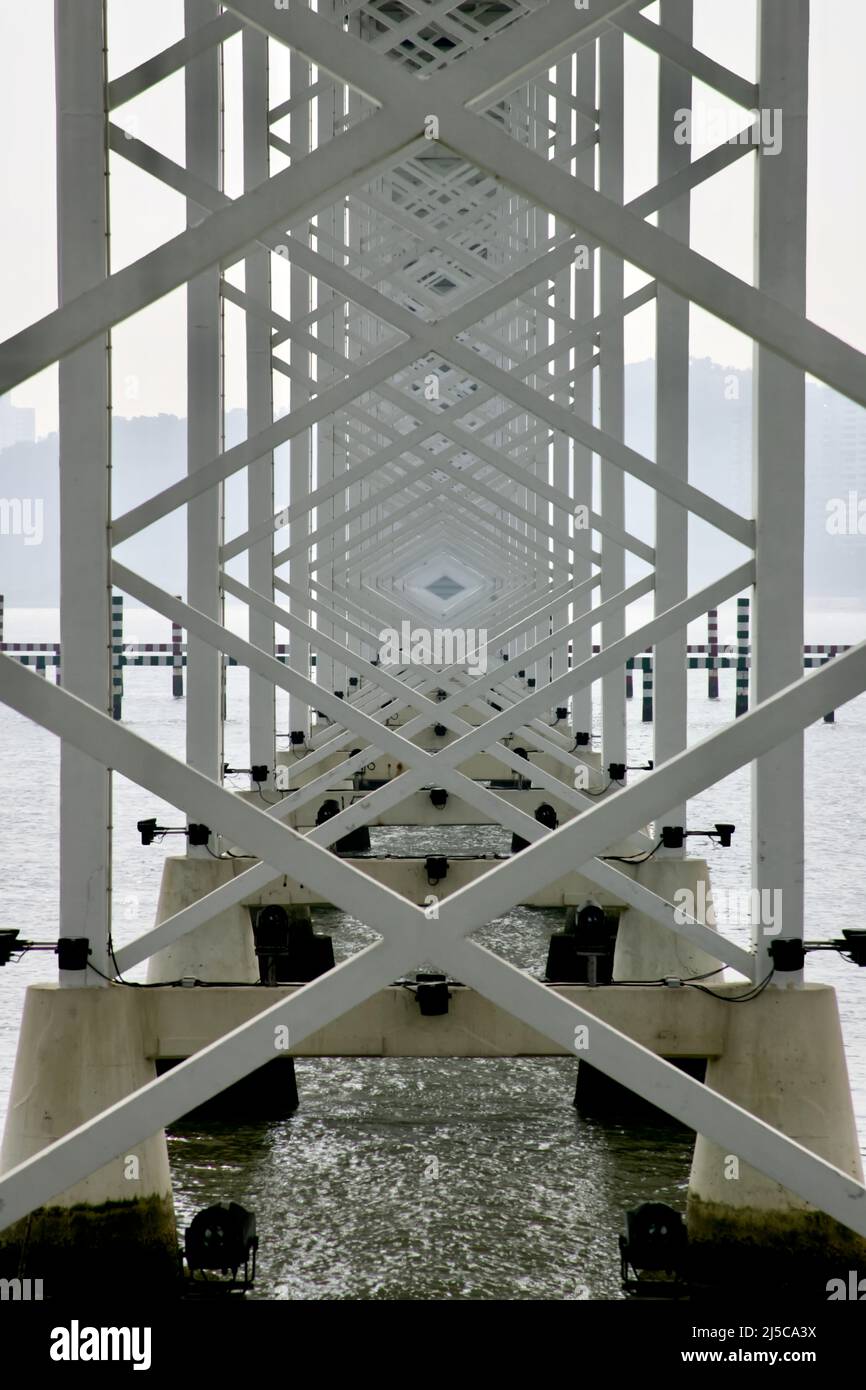 Bridge pillars hi-res stock photography and images - Alamy