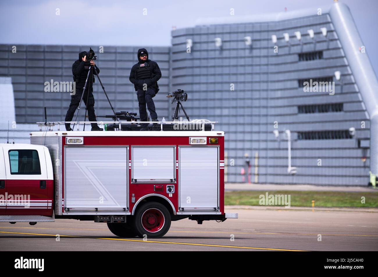 United States Secret Service agents man sniper rifles at Portland ...