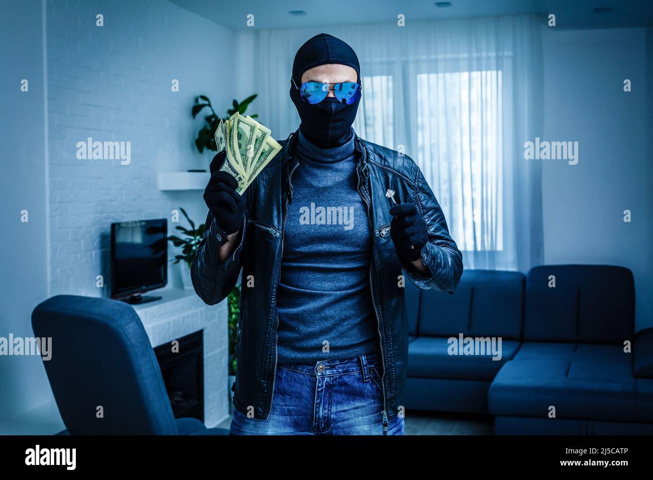 Burglar thief from apartment house Stock Photo - Alamy