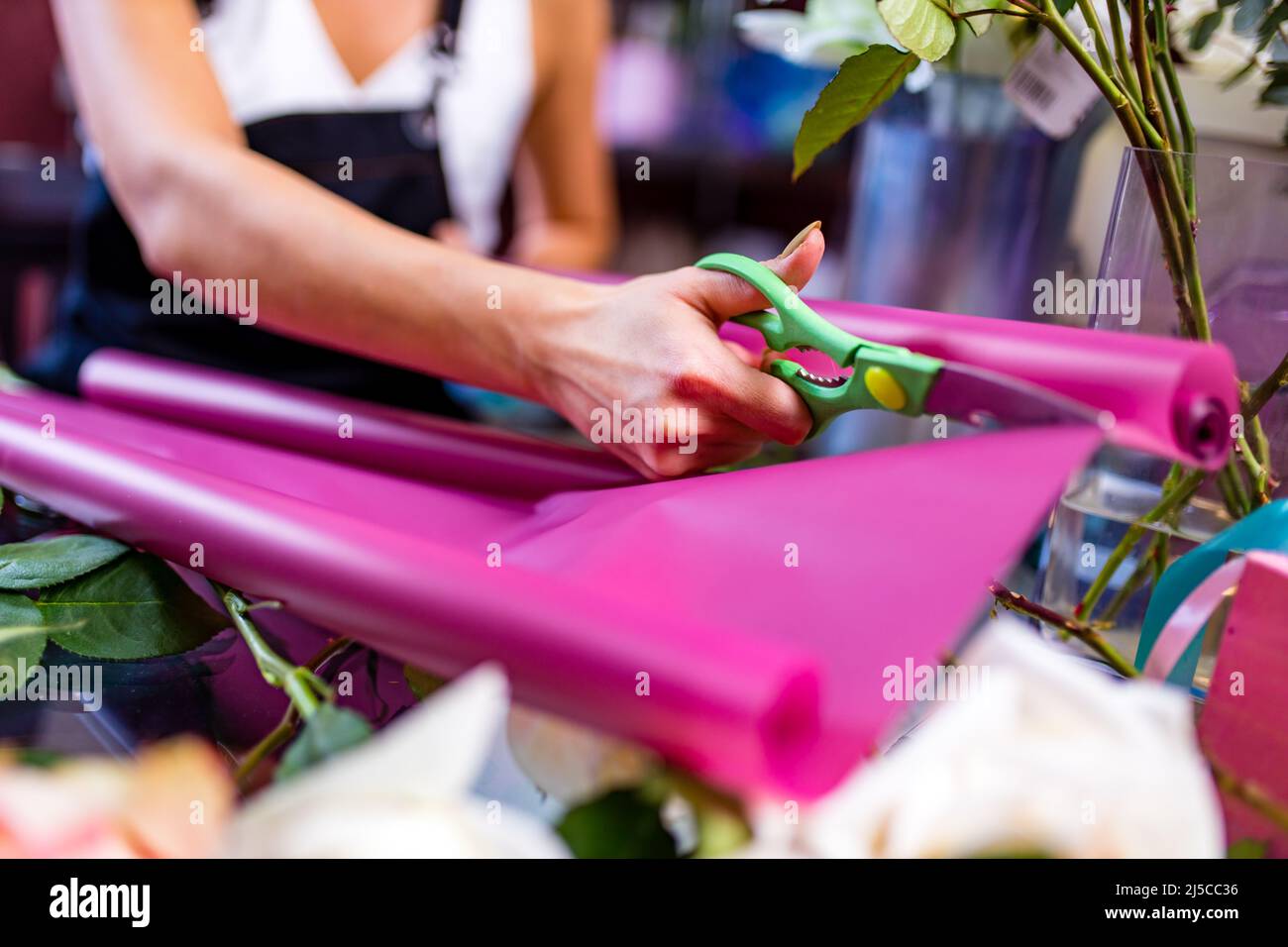 Beautiful woman florist making bouquet hi-res stock photography and ...