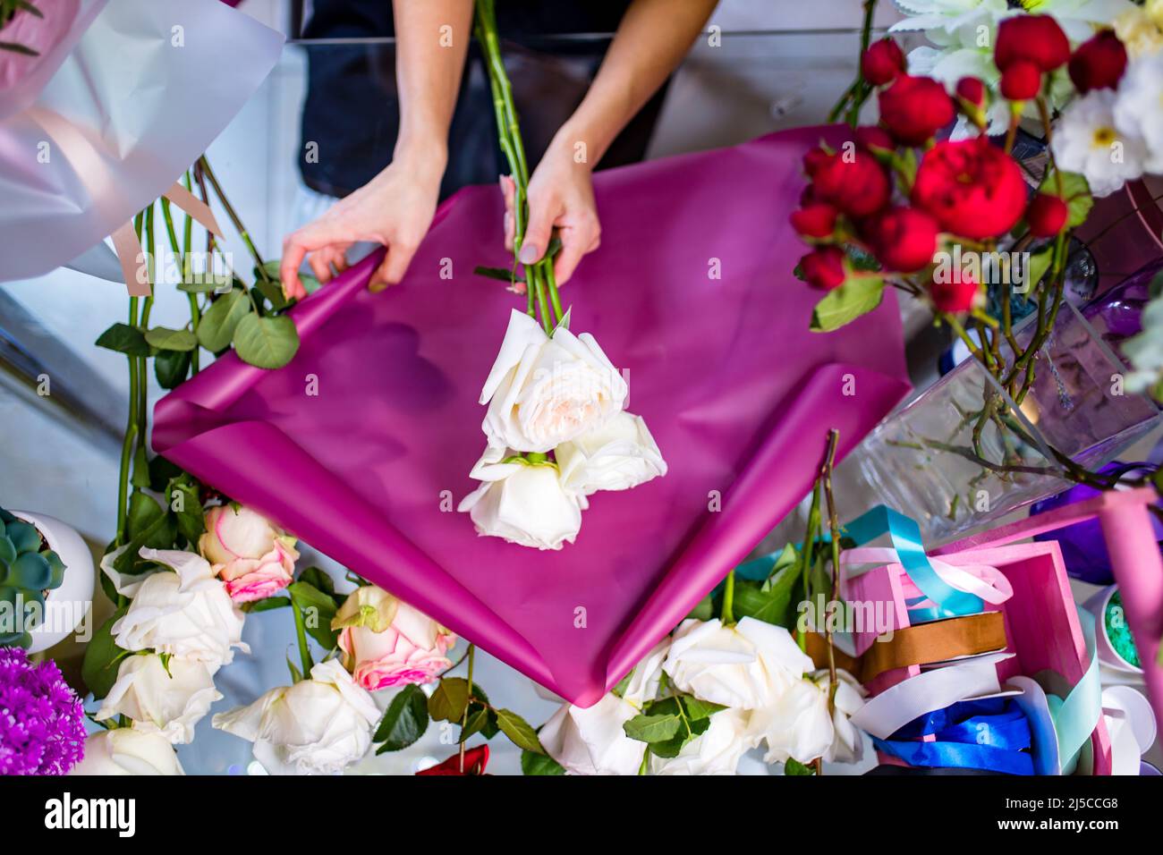 Beautiful woman florist making bouquet hi-res stock photography and ...