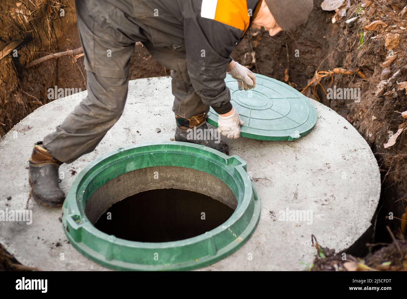 Well worker water pumping hi-res stock photography and images - Alamy