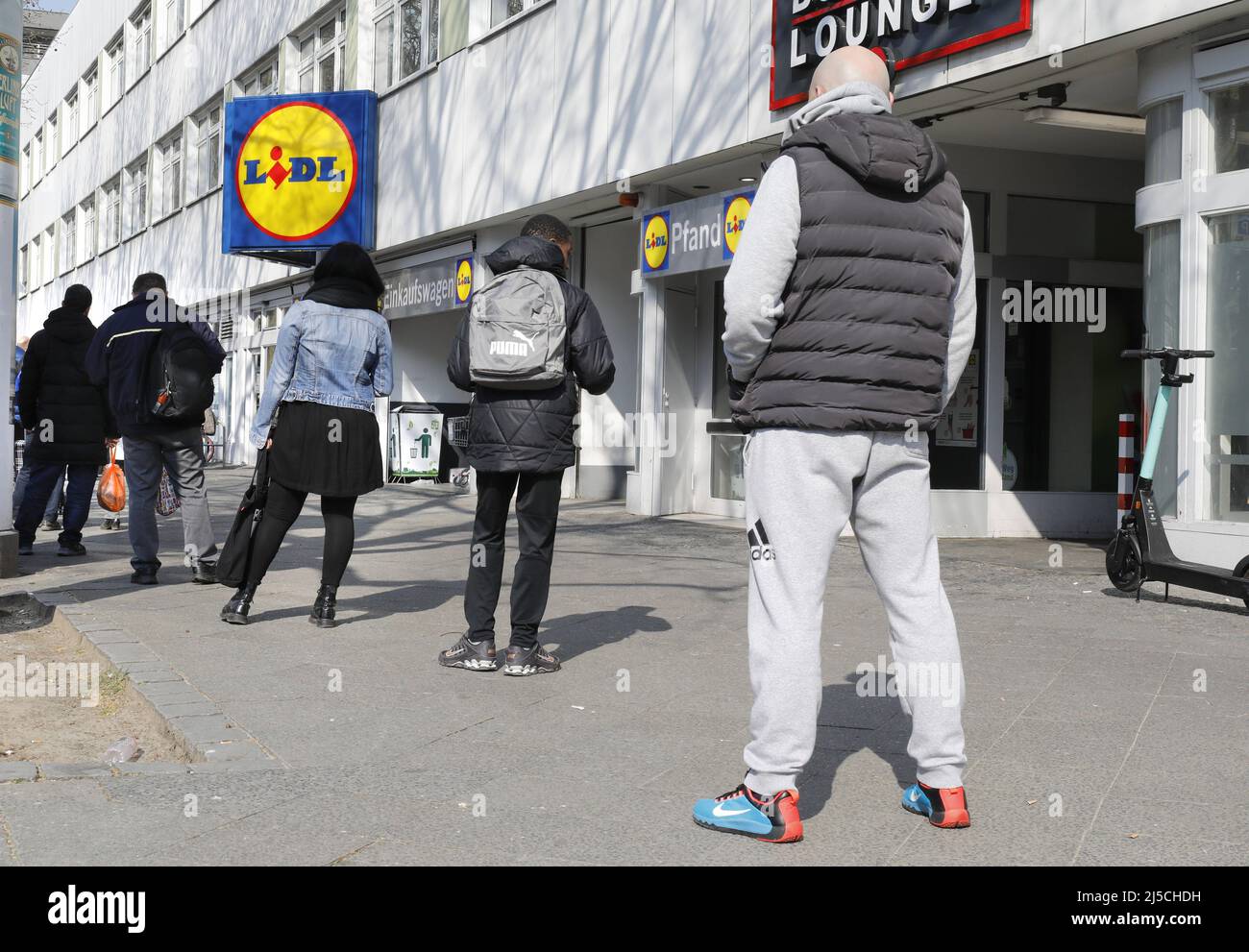 Measure the outside distance hi-res stock photography and images - Alamy