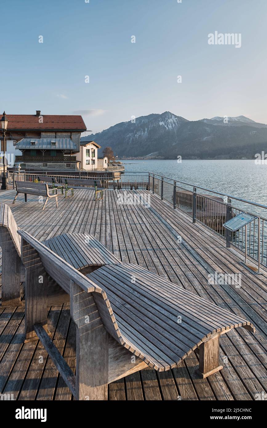 The Tegernsee promenade is unusually empty at the beginning of April ...