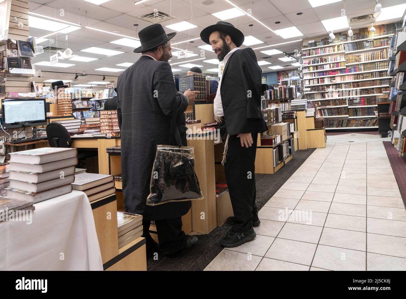 Orthodox jews new york hi-res stock photography and images - Alamy