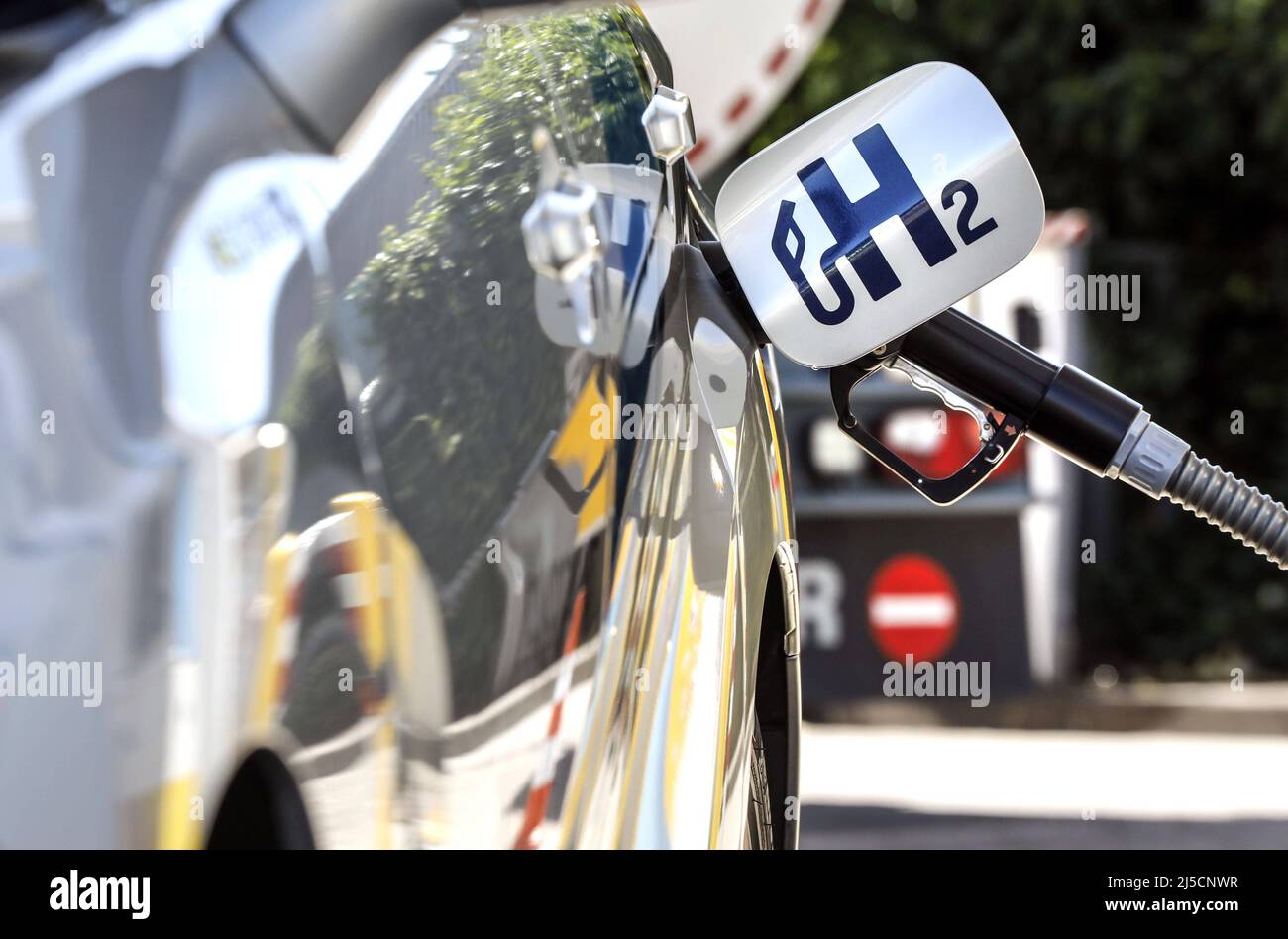 Hydrogen refueling stations hi-res stock photography and images - Alamy