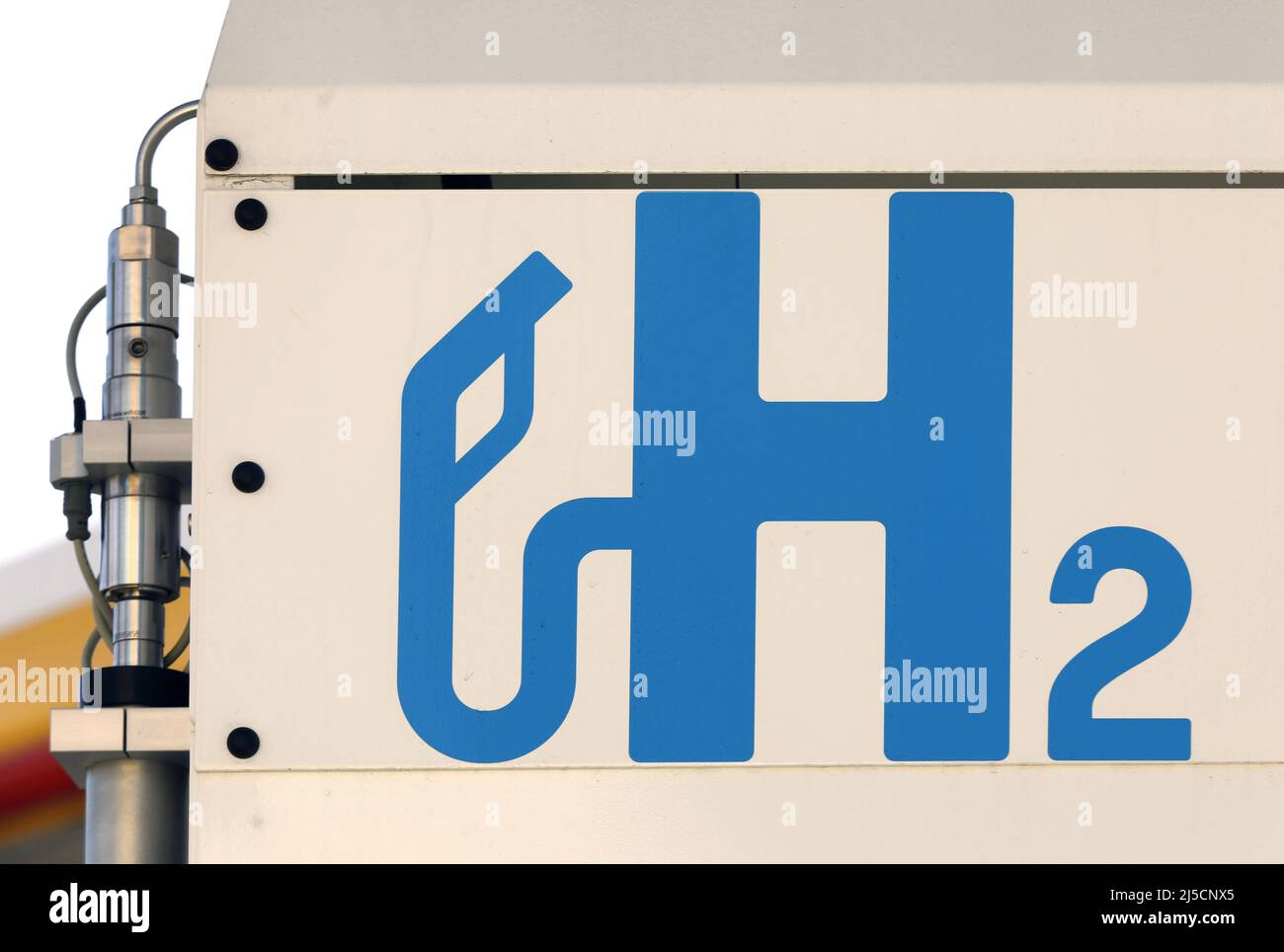 Berlin, DEU, 23.06.2020 - Hydrogen filling station guidance of Shell ...